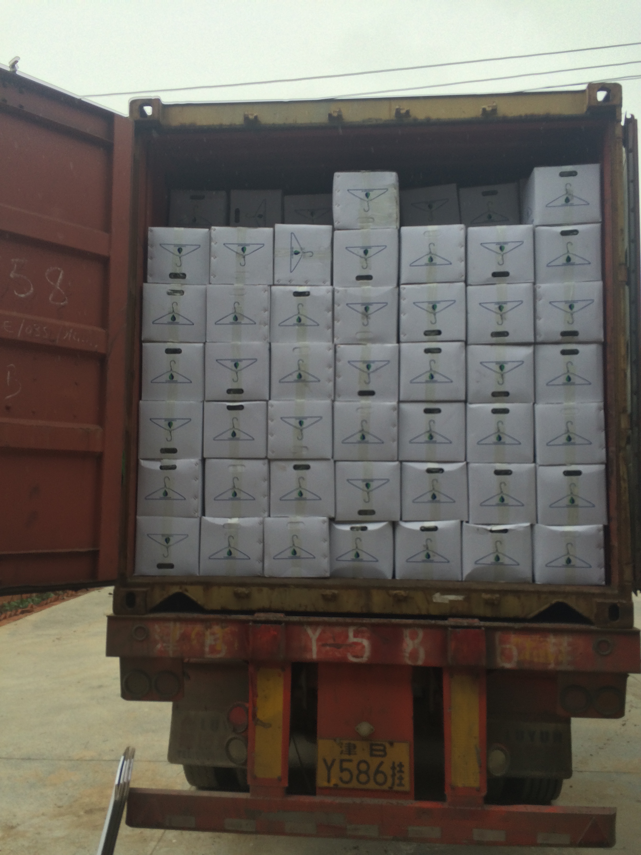 loading the wire hangers - Hebei Shengsen Metal Products Co.,Ltd.